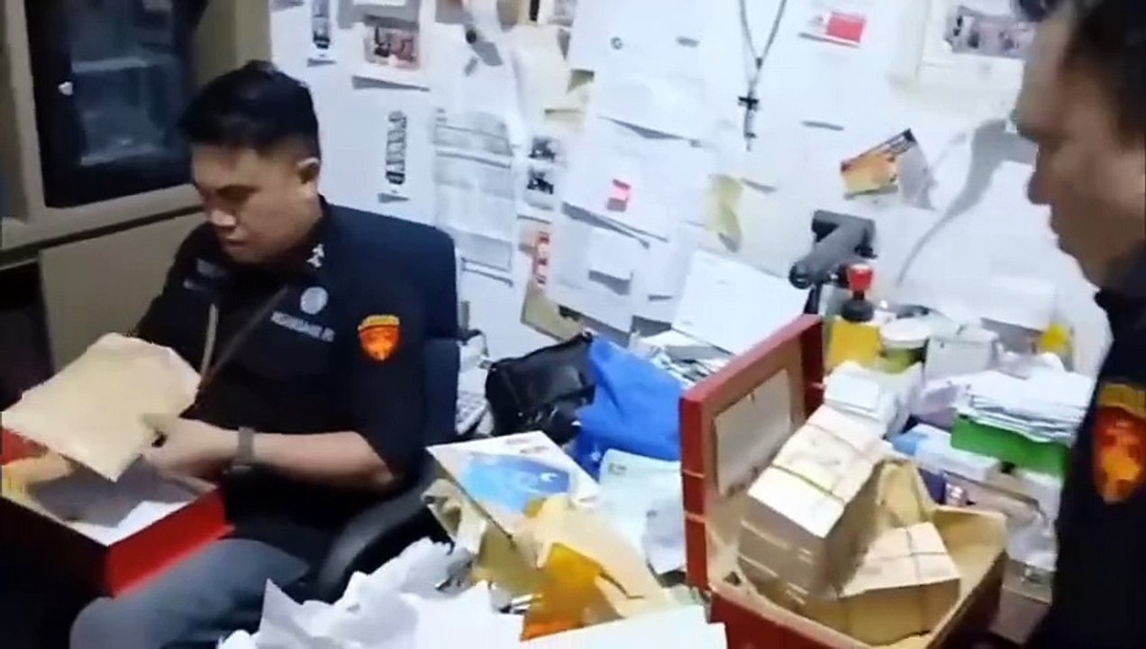 Tiga Hakim Ditangkap Diduga Terima Suap Ronald Tanur - Video Dailymotion