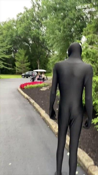 "Epic Slender Man Prank Scares Everyone! | Terrifying Park Encounter Goes Viral" - video Dailymotion