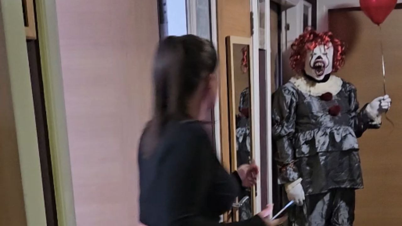 Halloween Scare Mom Dresses As A Clown To Frighten Her Fearful