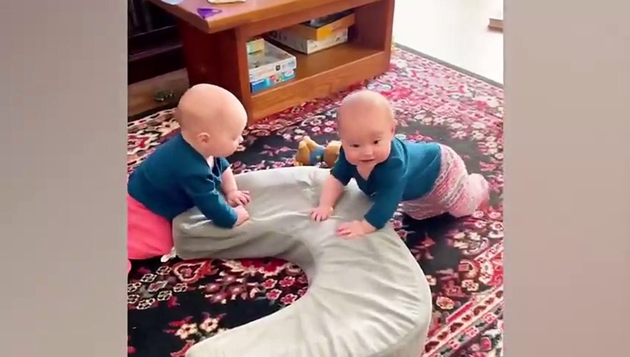Funny_Twin_And_Triplet_Will_Make_You_Laugh____5-Minute_Fails(480p ...