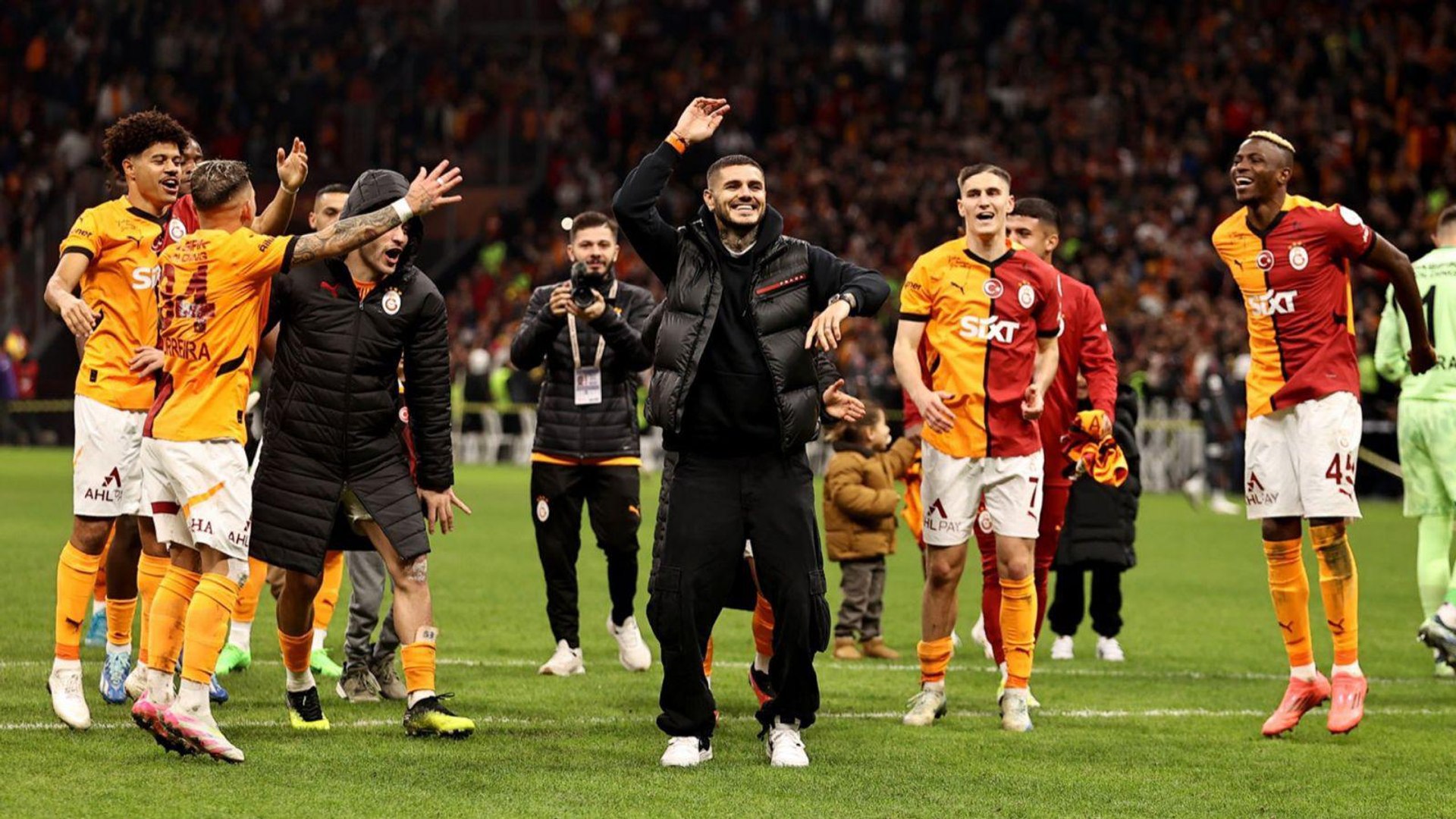 (VIDEO) El gran apoyo de los fans y jugadores de Galatasaray a Mauro ...