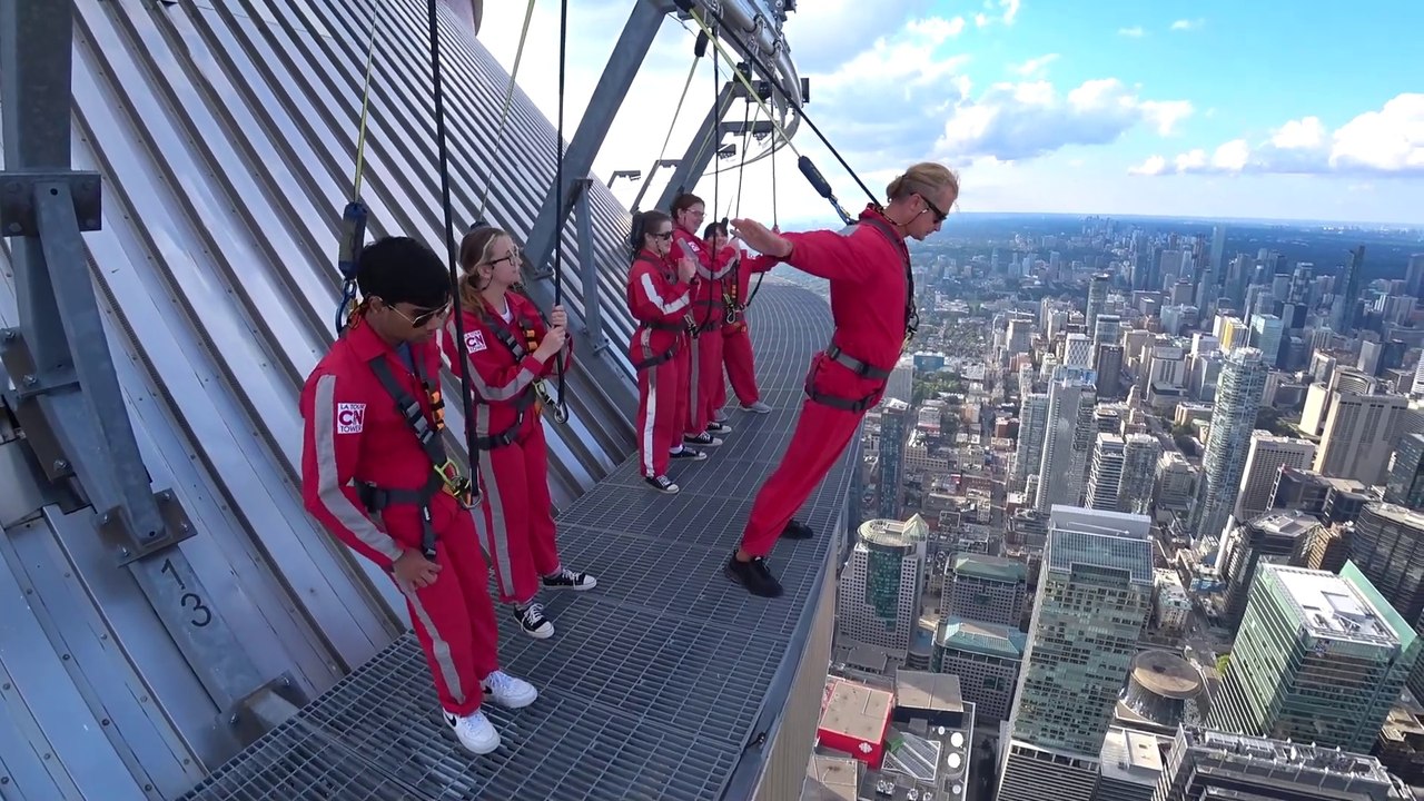 🇨🇦 OMG! I Walked On the Edge of a 553m Tower in Toronto – INSANE Experience! - video Dailymotion