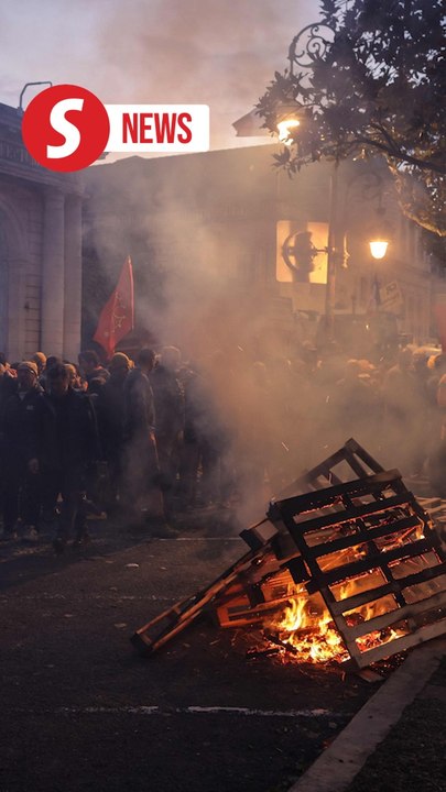 Angry French farmers burn hay, dump manure at local government building ...