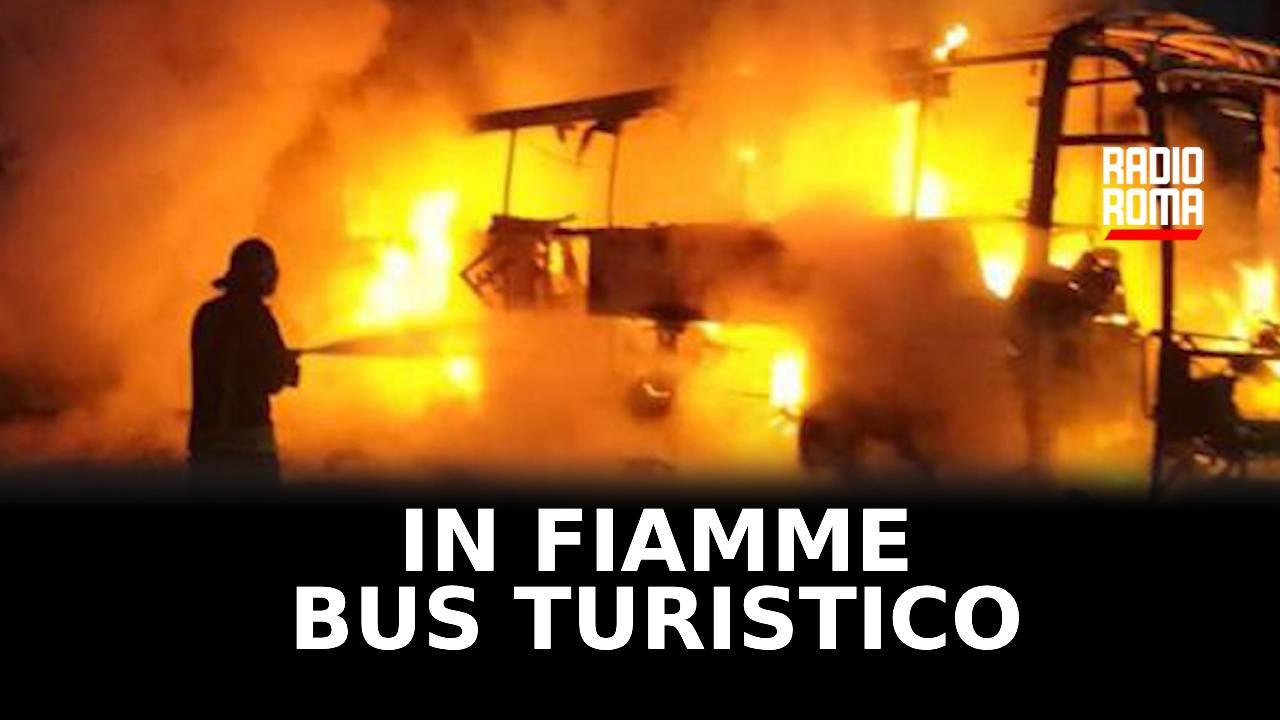 In fiamme bus turistico in parcheggio hotel a Roma - Video Dailymotion
