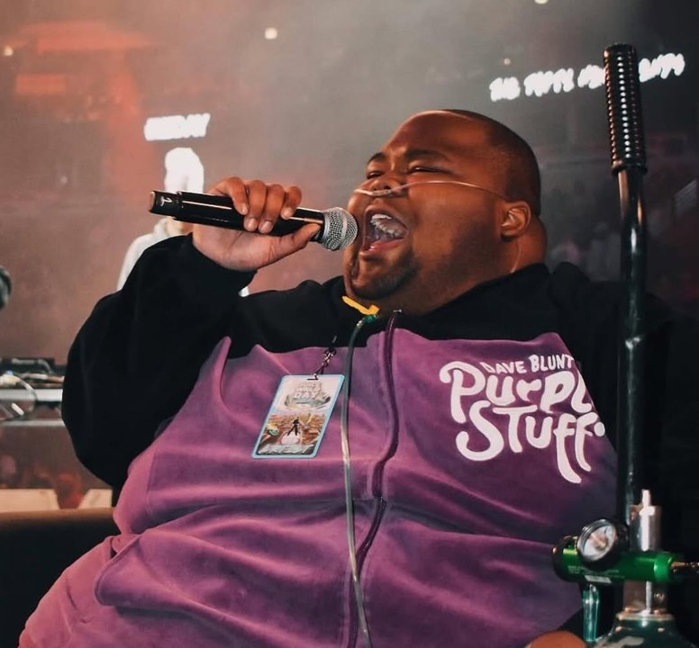 Dave Blunts, Rapper Berbadan Besar Yang Tampil Pake Alat Bantu Oksigen ...