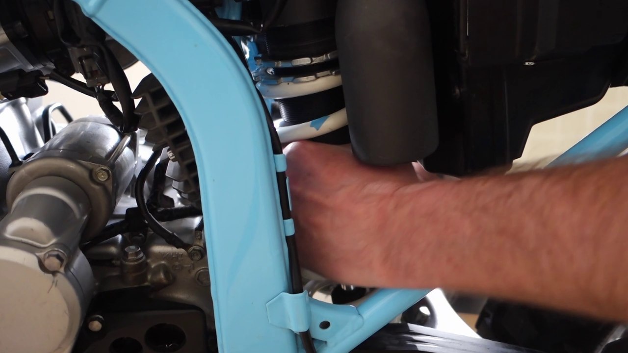 Preload adjustment rear shock Kawasaki KLX 250/300 since 1993 - video ...