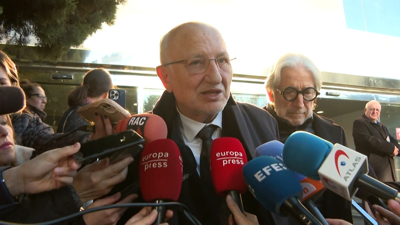 Familiares y amigos de Isak Andic acuden a su funeral en Barcelona ...