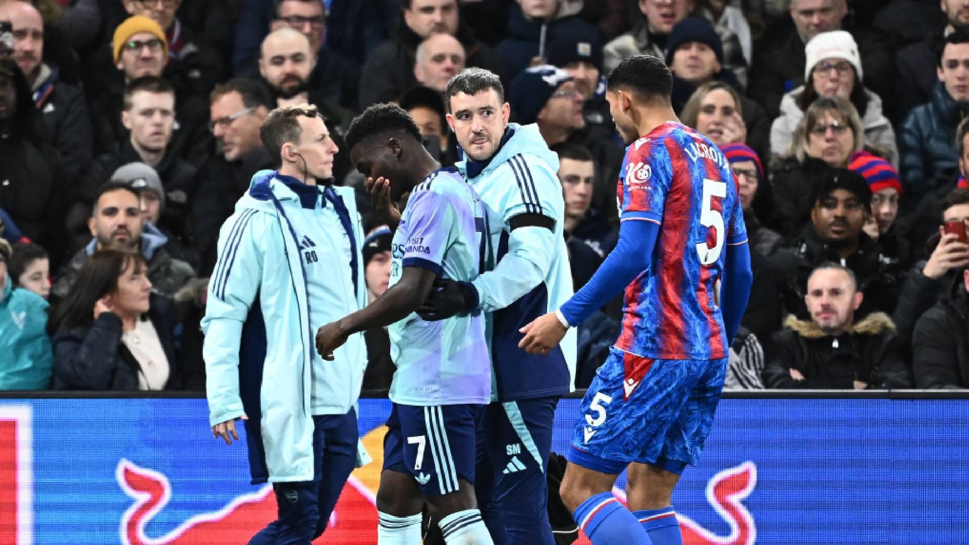 (VIDEO) Bukayo Saka Injured and Spotted on Crutches | beIN SPORTS