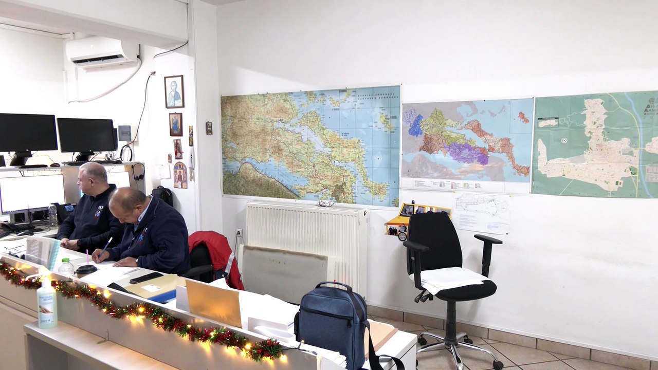 Χριστούγεννα στο... καθήκον για διασώστες ΕΚΑΒ και Πυροσβέστες - video ...