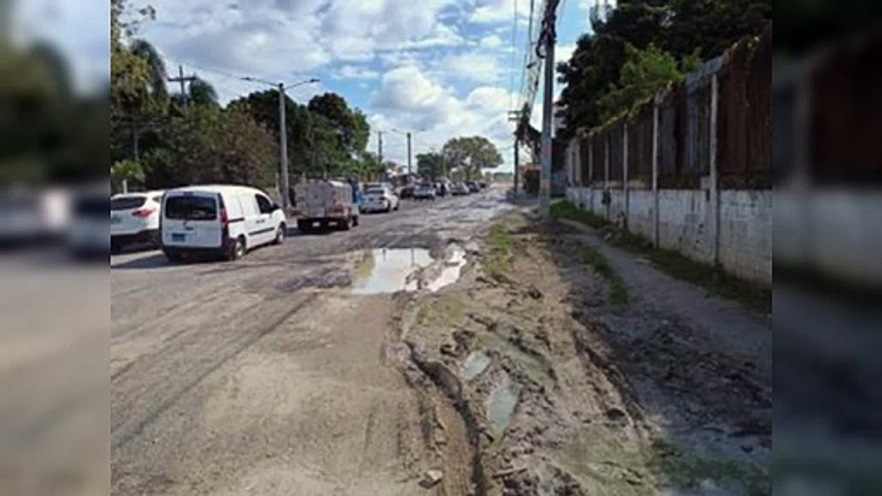 Hoyos y lodazal en tramo de la Charles de Gaulle - Vídeo Dailymotion
