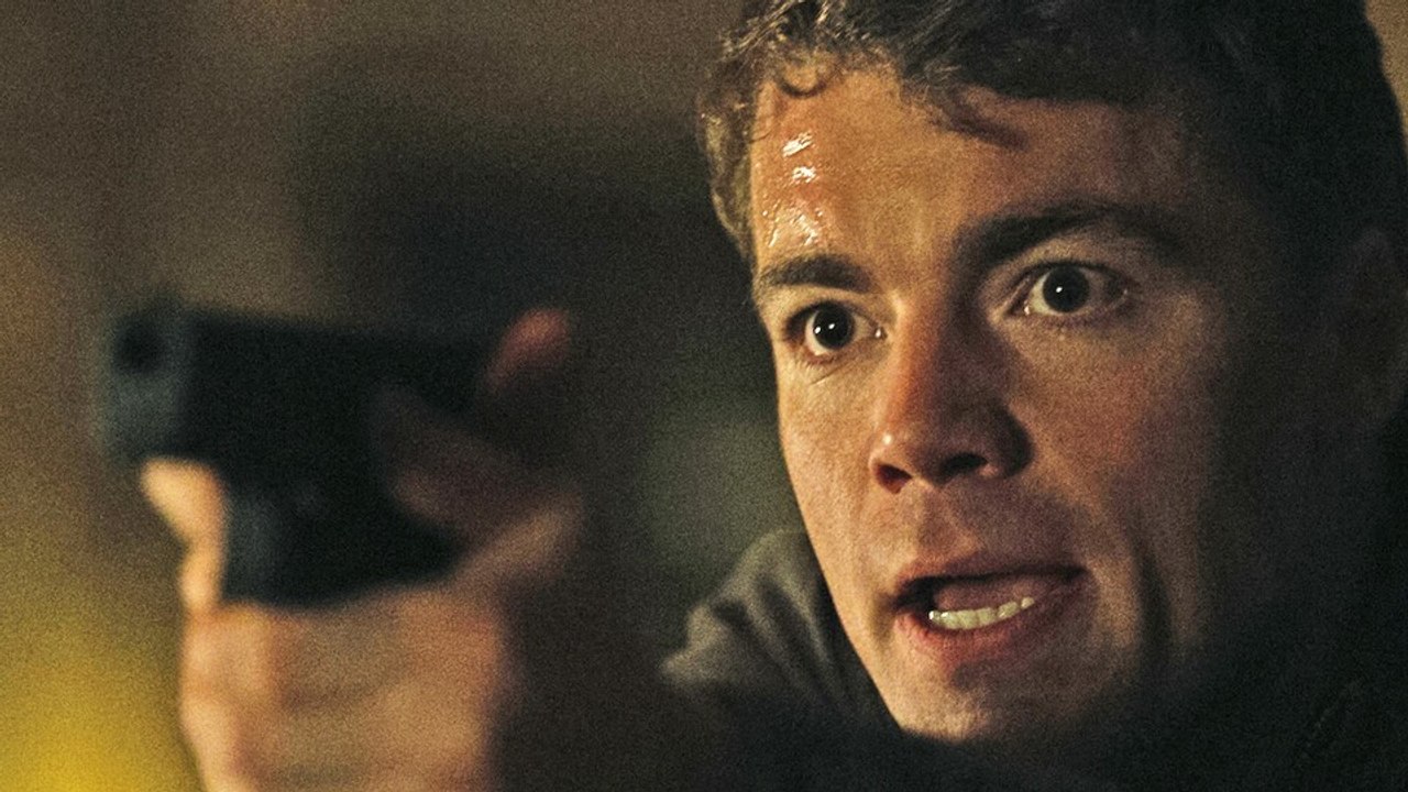 In Staffel 2 von The Night Agent muss CIA-Agent Sutherland (fast) ganz ...