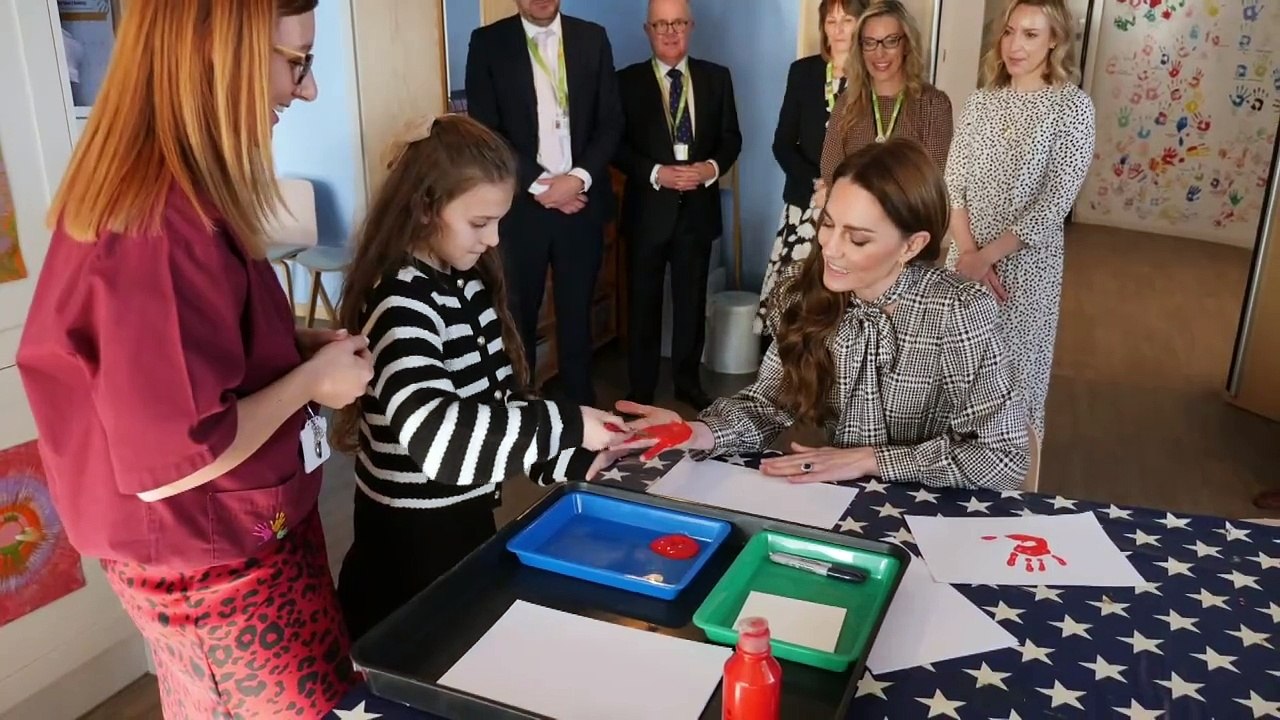 Princess Kate enjoys some hand-painting at children’s hospic - video ...