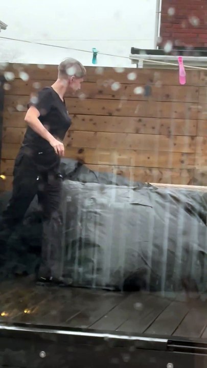 Woman's hilarious reaction to her own mishap amid windy weather is a ...