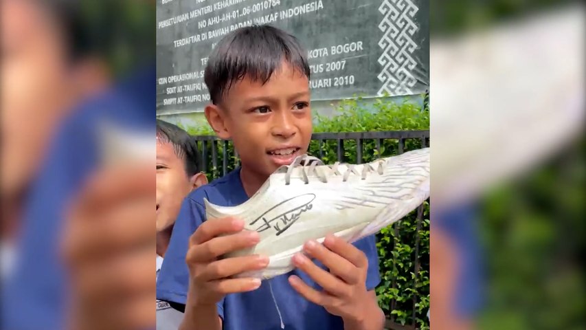 Prabowo Tanda Tangani Sepatu Futsal Anak Sekolah di Bogor