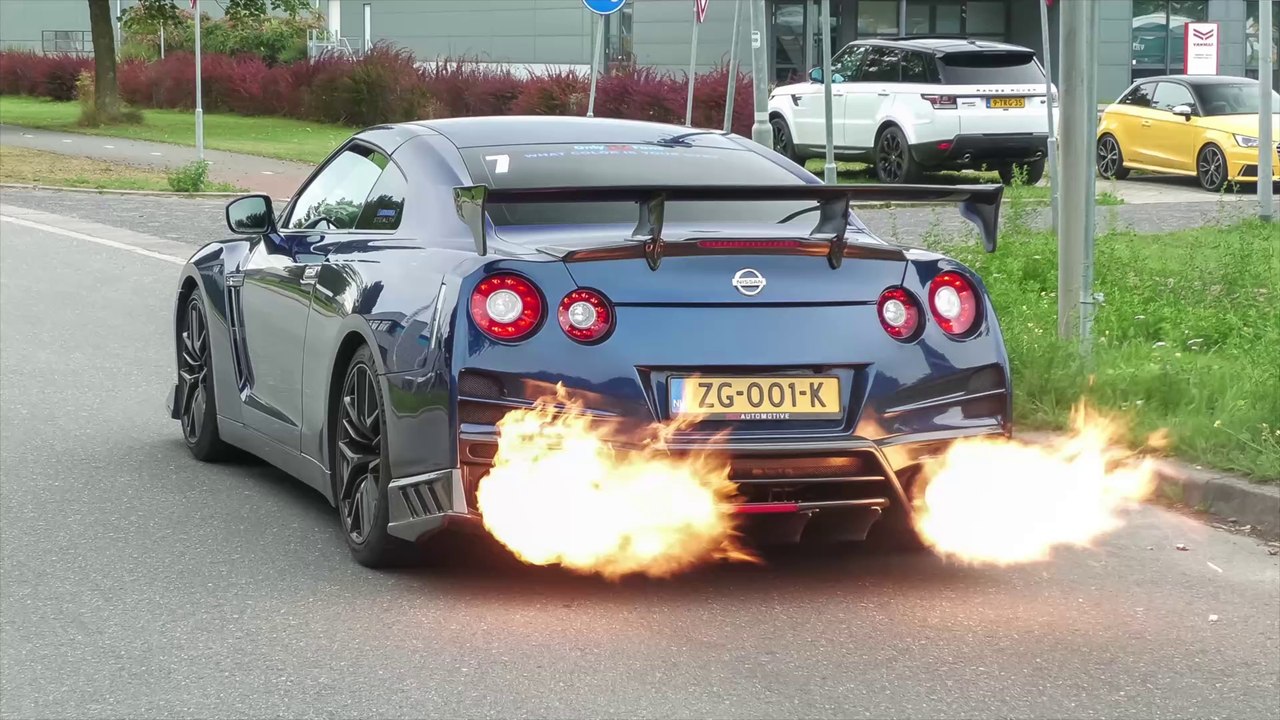 680HP Nissan GT-R R35 - HUGE Flames, Turbo Flutter & Accelerations ...