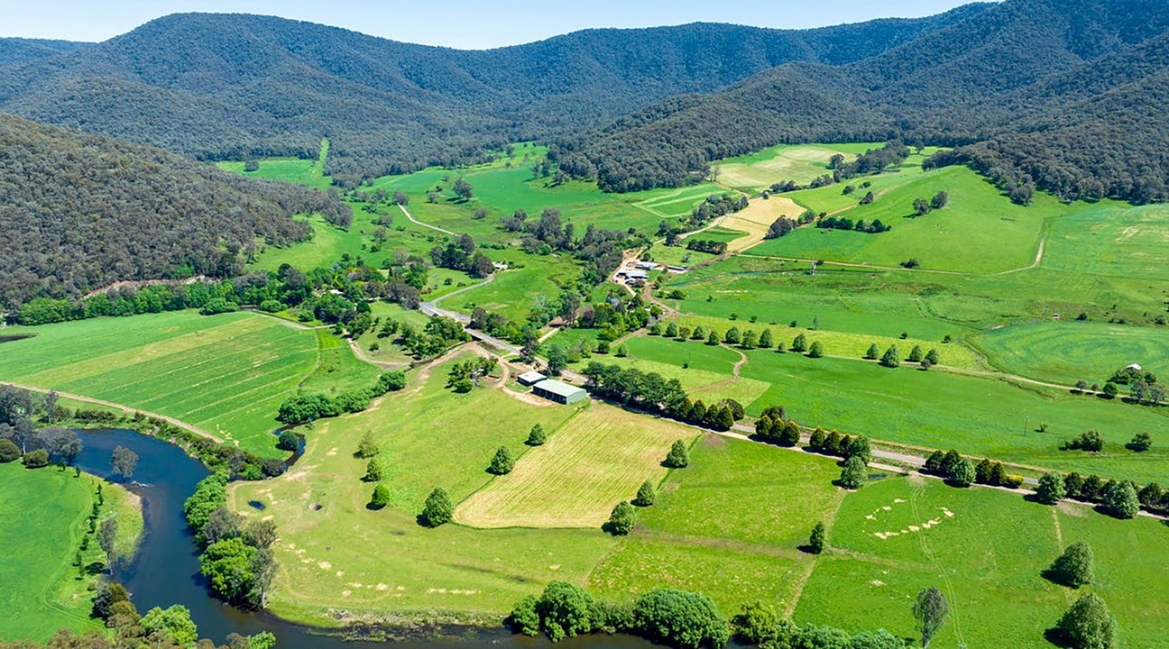 Upper Murray dairy farm being sold for first time ever. - video Dailymotion