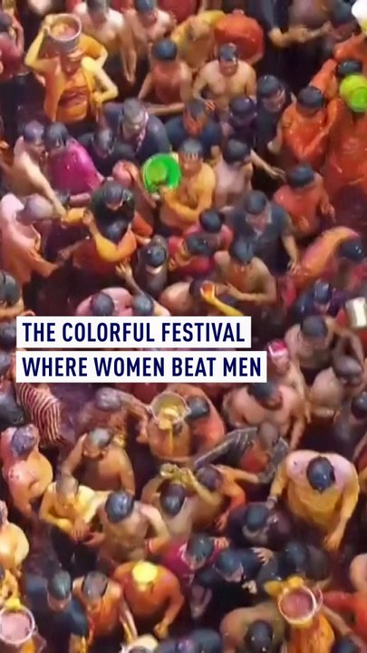 Women playfully tear men’s clothes and hit them in unique Holi ...