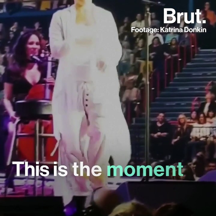 Pink Stops Concert to Give Fan A Much-Needed Hug - video Dailymotion