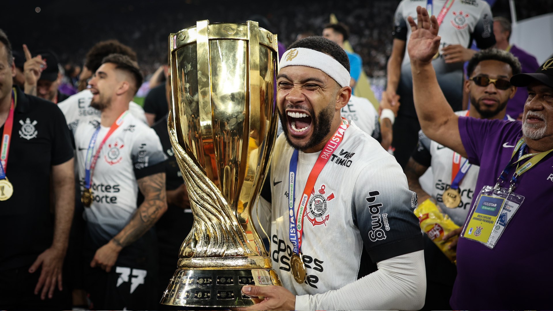 Memphis Depay Wins his First Title in Brazil and Secures a Big Bonus ...