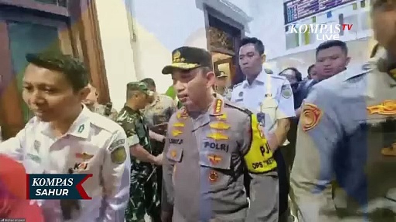 Kapolri Sapa dan Bagikan Bingkisan pada Pemudik di Stasiun Tugu Yogyakarta pada Jumat (28/03 ...