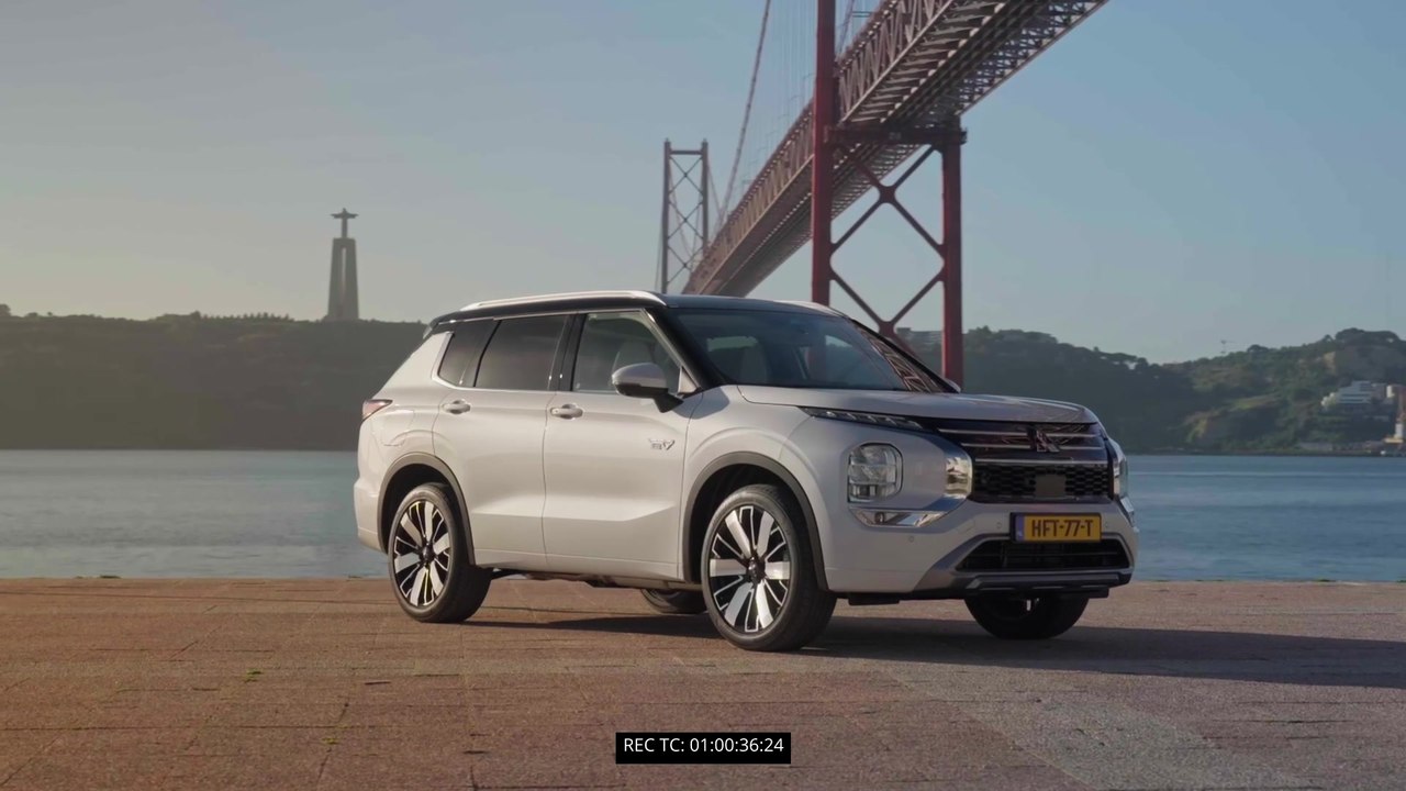 New Mitsubishi Outlander PHEV Exterior Design in White Diamond - video ...