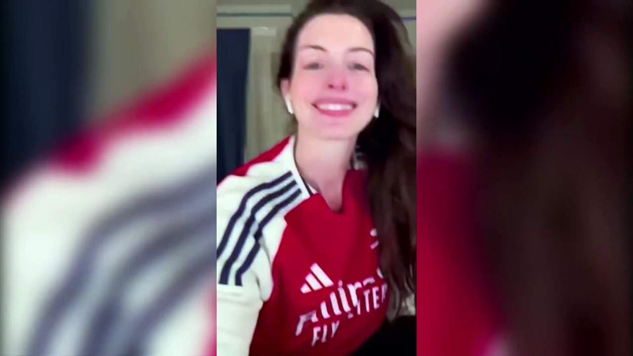 Ünlü oyuncu Anne Hathaway, Arsenal'in Real Madrid galibiyetini kutluyor ...