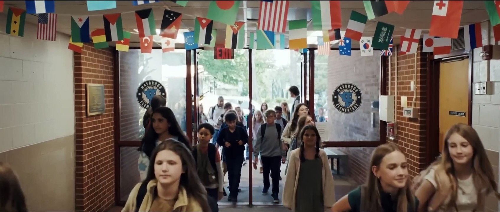 Weapons - Official Trailer (2025) Julia Garner, Josh Brolin, Alden ...