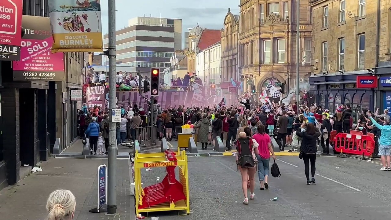 Bus parade gets underway to celebrate Burnley promotion - video Dailymotion