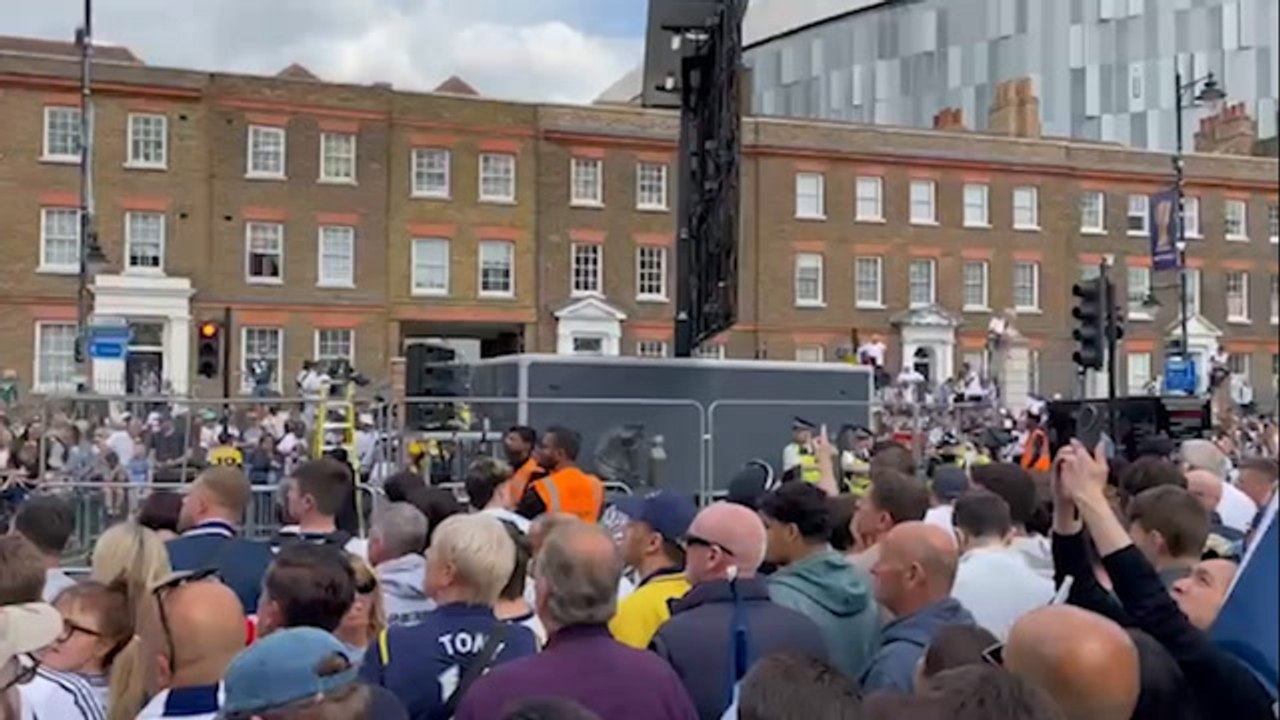 Crowds of Spurs fans gather for Europa League victory parade - video ...