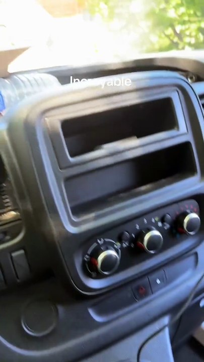 Oups... Un livreur UPS finit sa course dans une maison - Vidéo Dailymotion