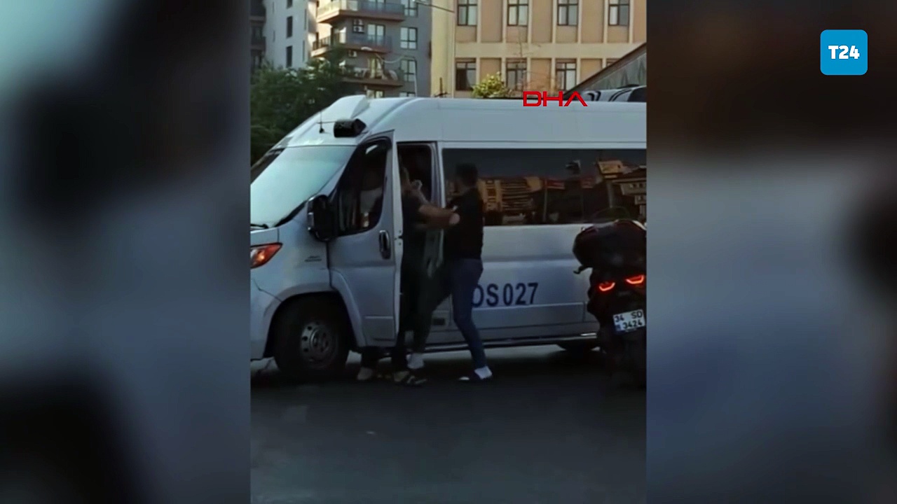 Kağıthane'de trafikte yol verme kavgası kamerada: 'Fight başladı ...