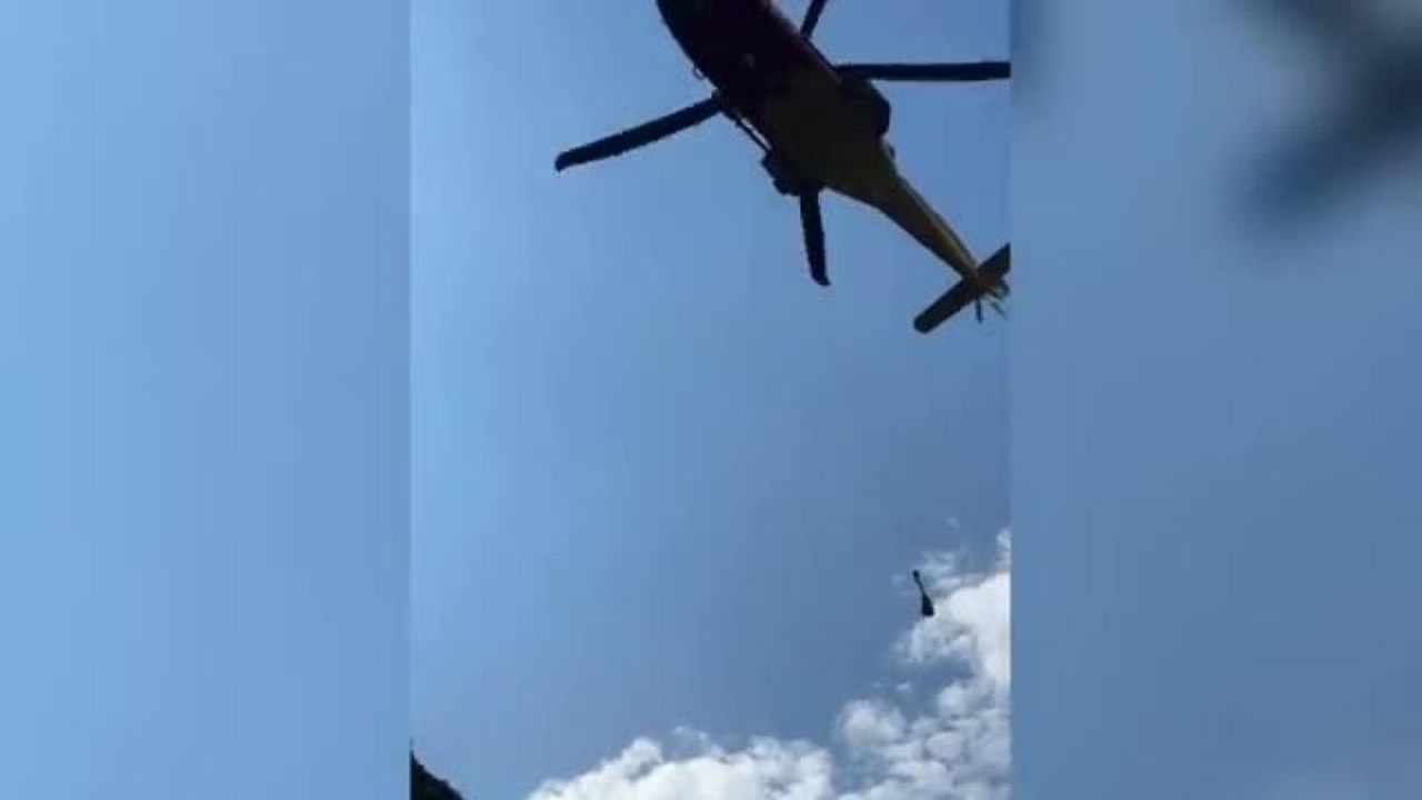 Scivola e precipita dalla ferrata, il video dell'intervento con l’elicottero: una turista ...