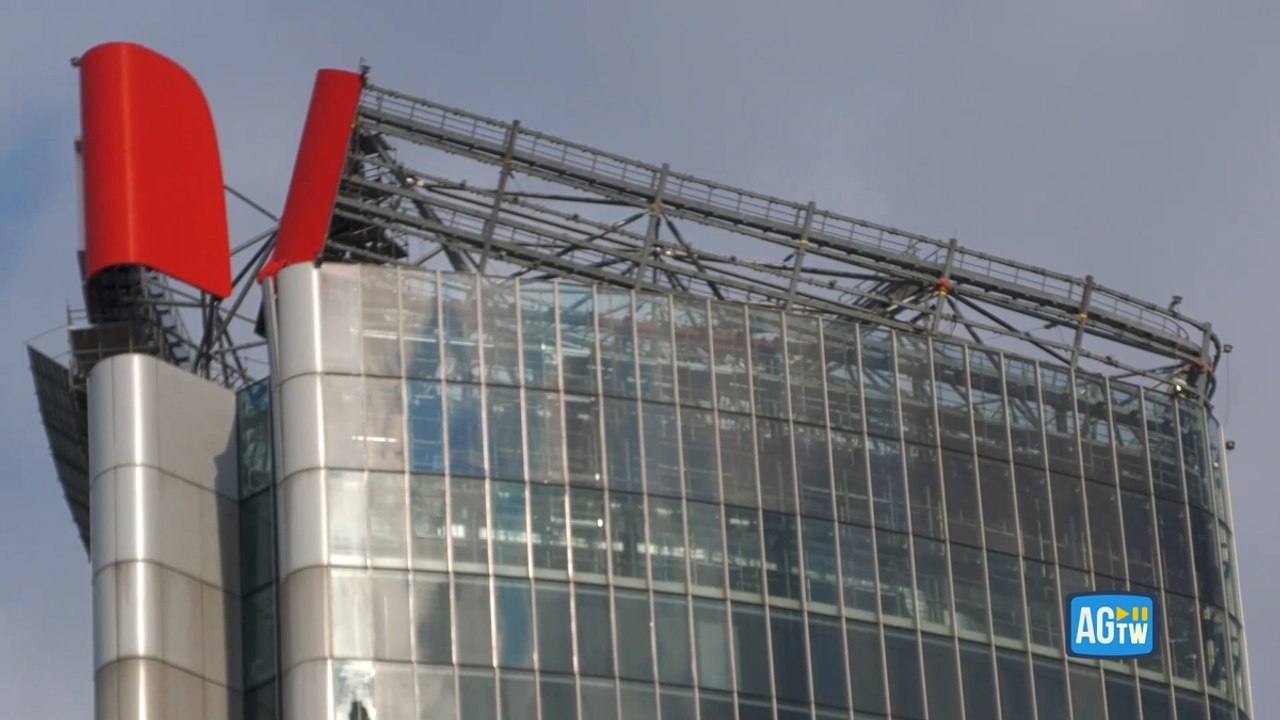 Rimossa l'insegna delle Generali dalla Torre Hadid a Milano - Video ...
