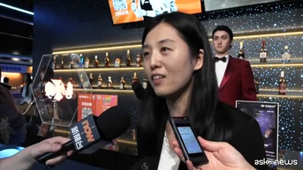 Camerieri e band musicali umanoidi, ecco il Robot Mall - Video Dailymotion