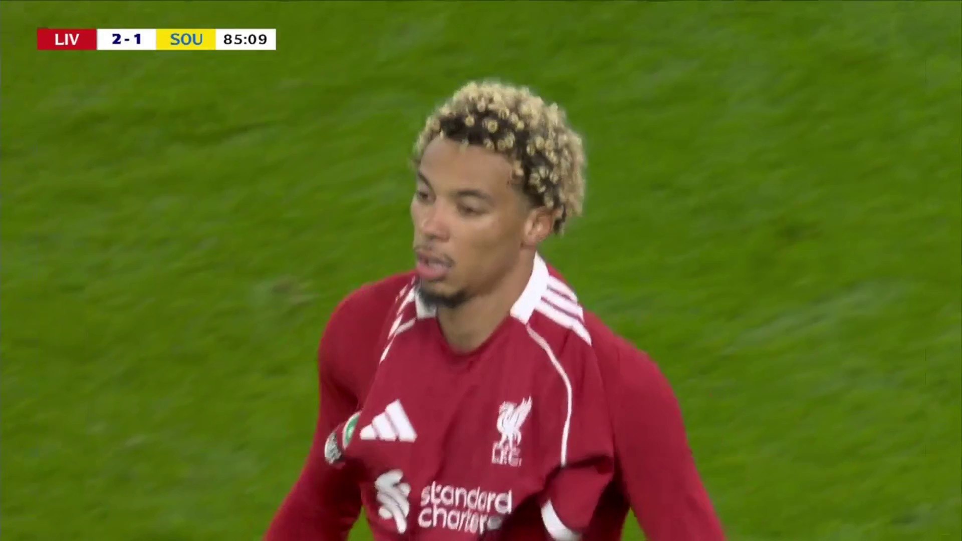 Carabao Cup : Hugo Ekitike buteur... et expulsé pour avoir enlevé son ...