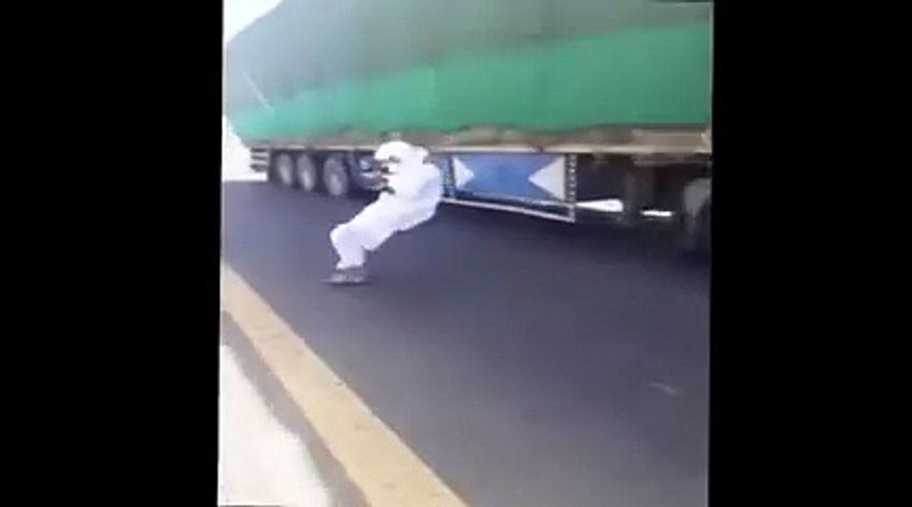 بالفيديو شاب متهور ينجو من الدهس على أحدى الطريق السريعة بالسعودية ...