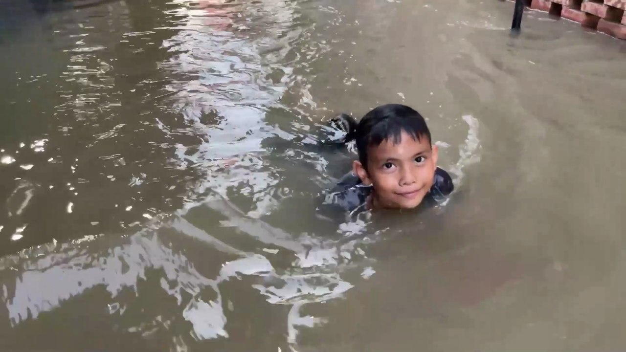 Flood Season Returns to Koh Kret Life Goes on, Thailand - video Dailymotion
