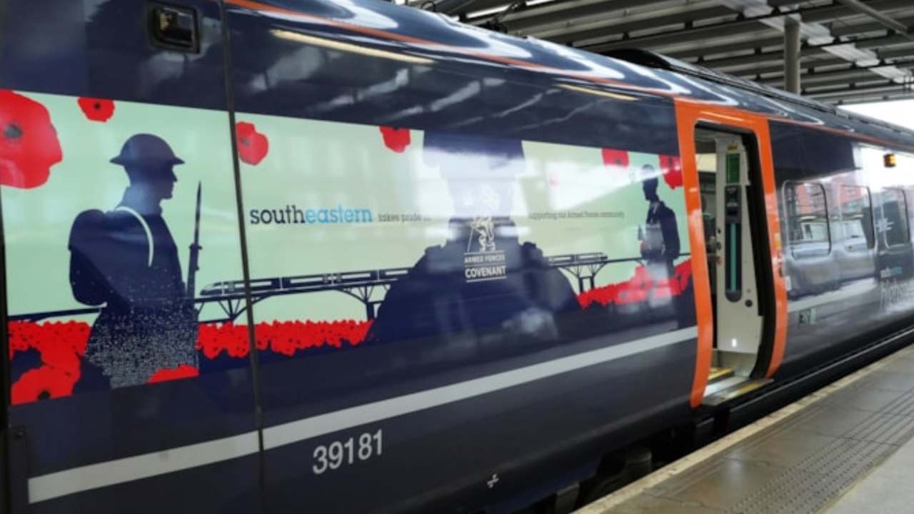 Remembrance Day in London: SouthEastern unveil poppy train - video ...