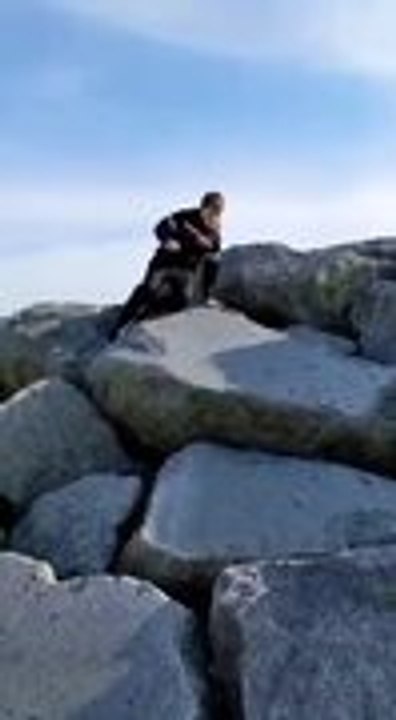 Kid Falls Hilariously After Slipping Off Rocks - video Dailymotion