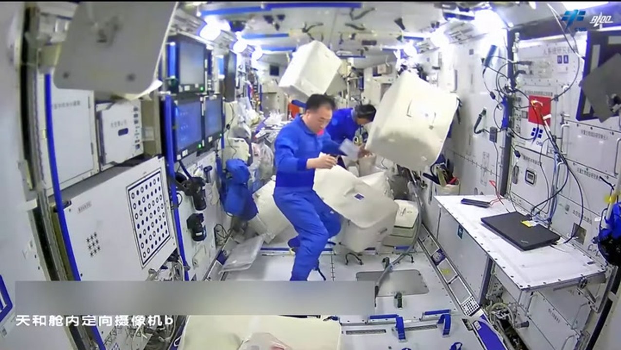 Chinese Astronauts Cleaning The Tiangong Space Station - video Dailymotion