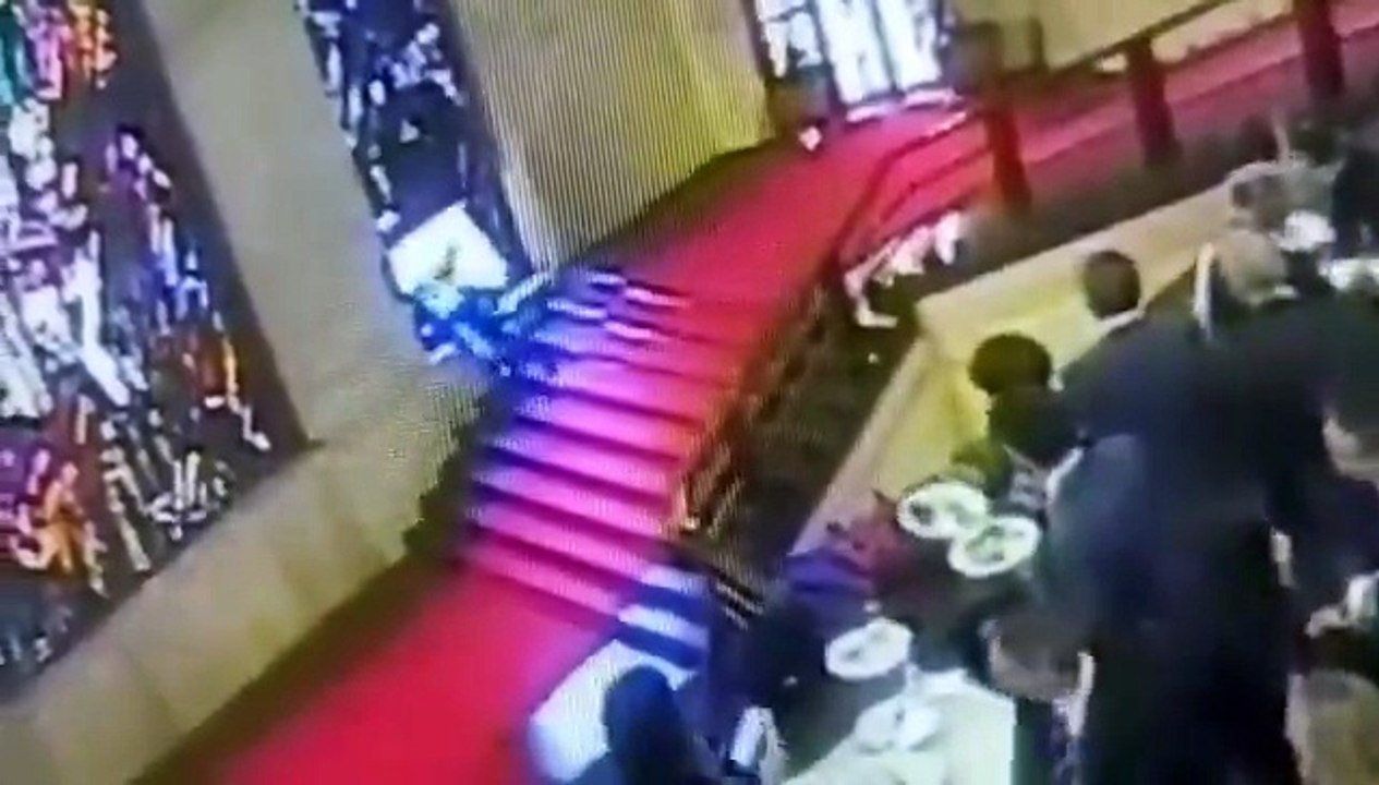 Emanule Cani cade e distrugge la vetrata di Mario Sironi: il video dell ...