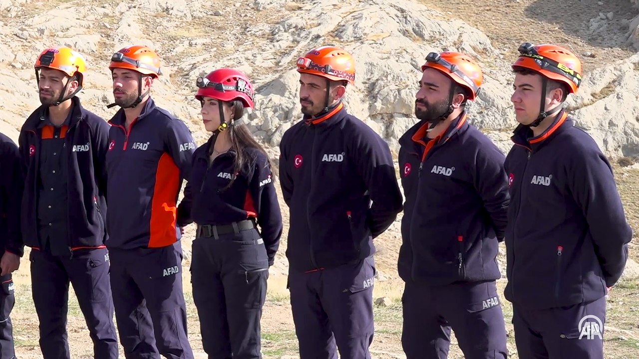 AFAD'ın yeni arama kurtarma ekipleri, göreve zorlu eğitimlerle ...