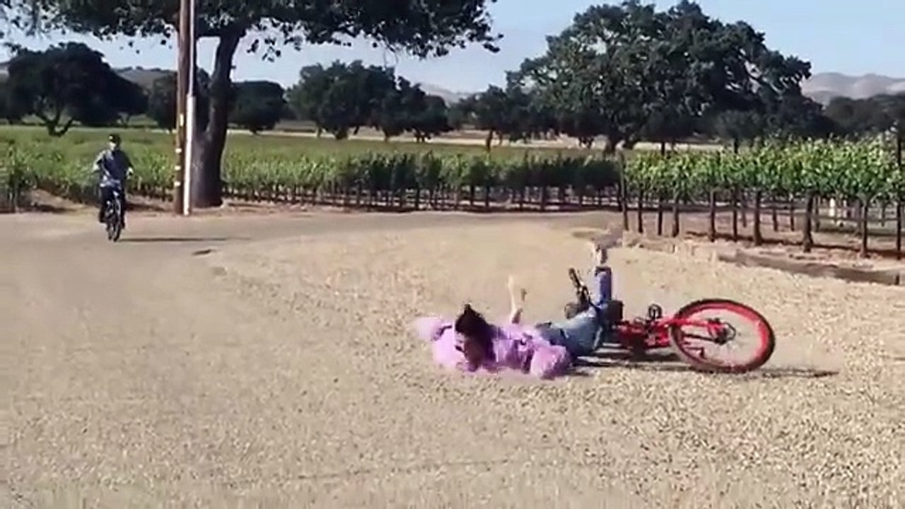 Kendall Jenner Eats It After Falling Off Her Bike - video Dailymotion