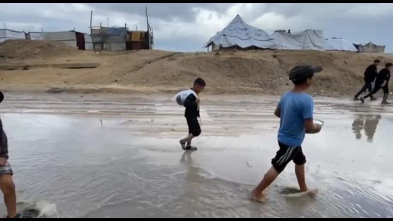 Le forti piogge aggravano le difficoltà degli sfollati di Gaza - Video ...