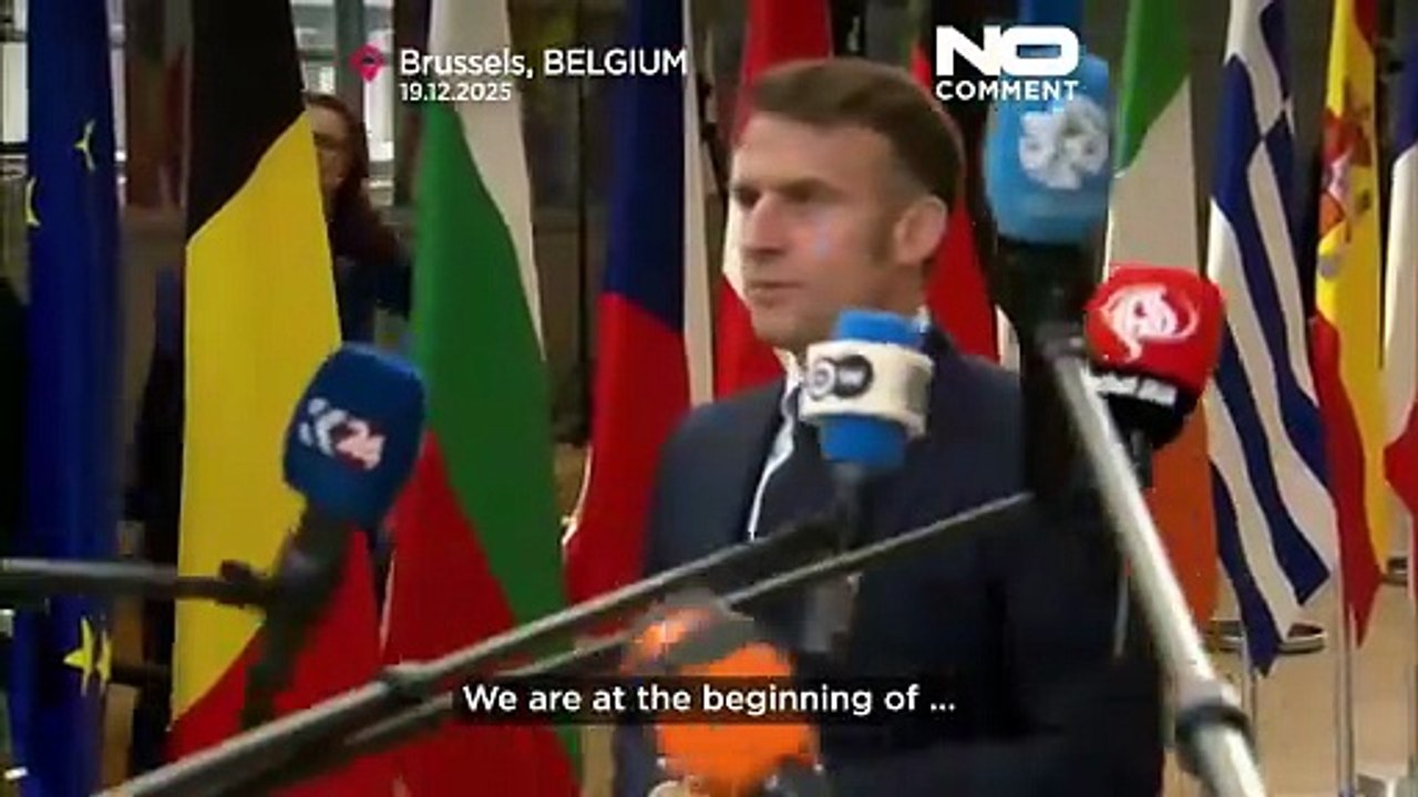 Macron loses focus amid ‘dancing microphones’ before EU summit - video ...