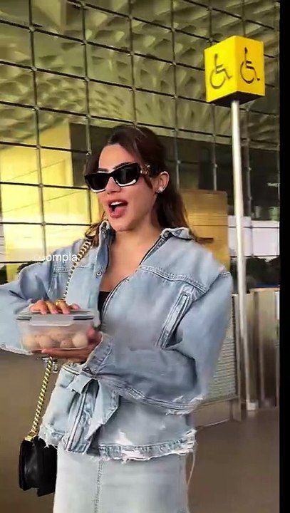 nikki tamboli distributes ladoos to the media at the airport - video ...