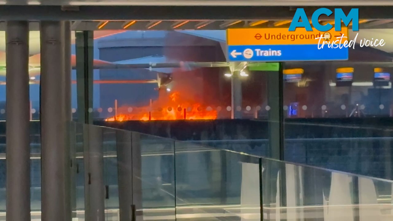 Car bursts into flames outside Heathrow Airport - video Dailymotion