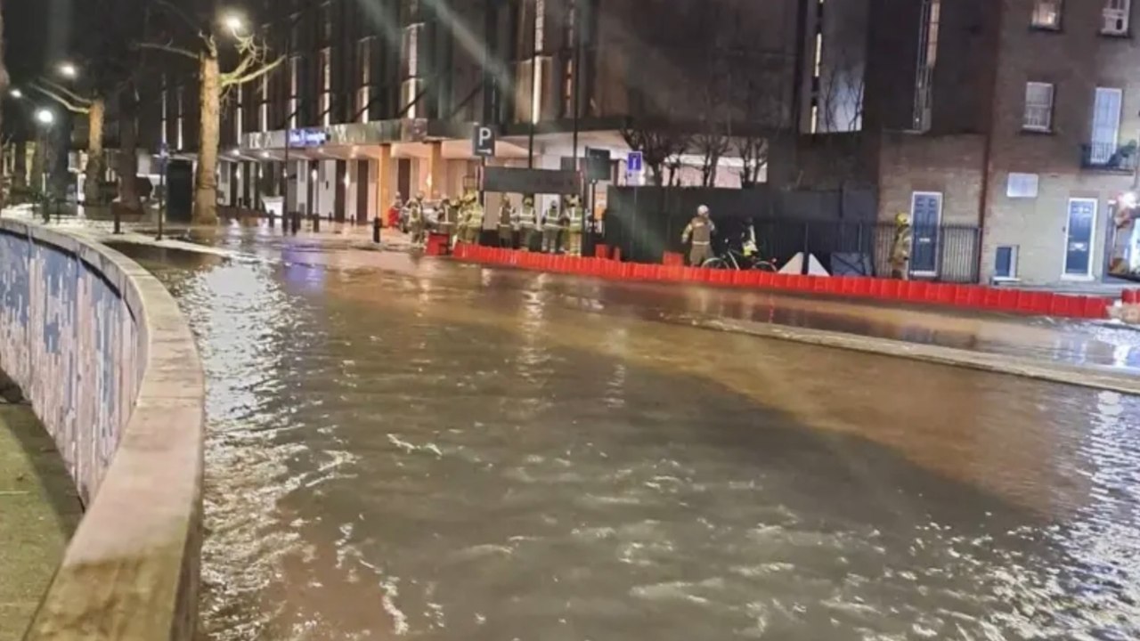 Thames Water apologises for 'massive' pipe burst - video Dailymotion