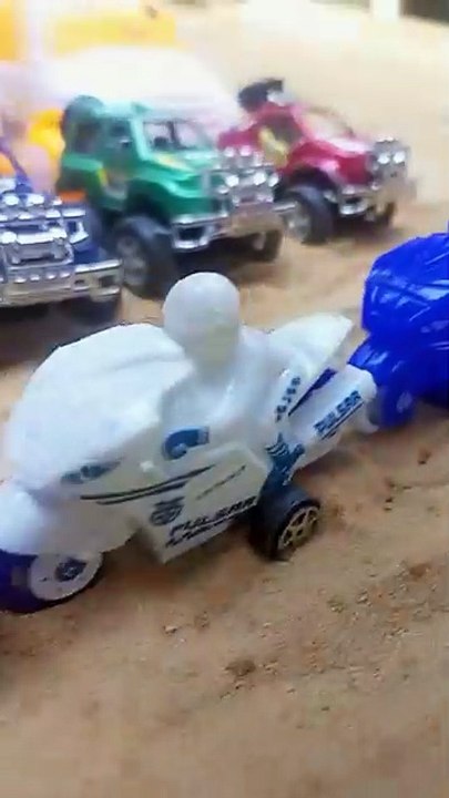 Hit by a bus and fell into a ditch - video Dailymotion