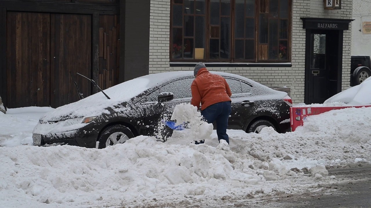 Massive storm leaves New Yorkers digging their vehicles out of snow ...
